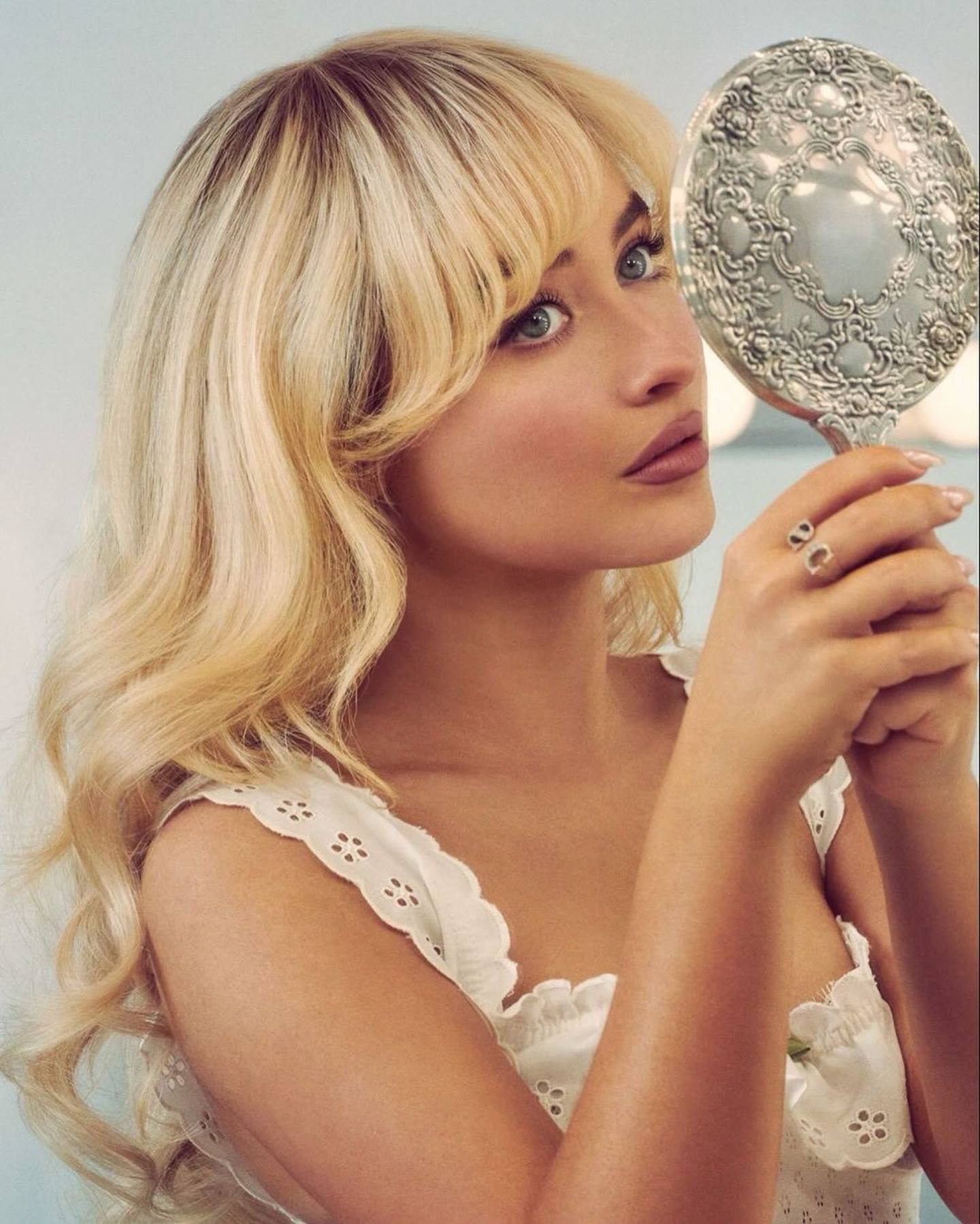 El look de Sabrina Carpenter: cabello brillante | Redken MX